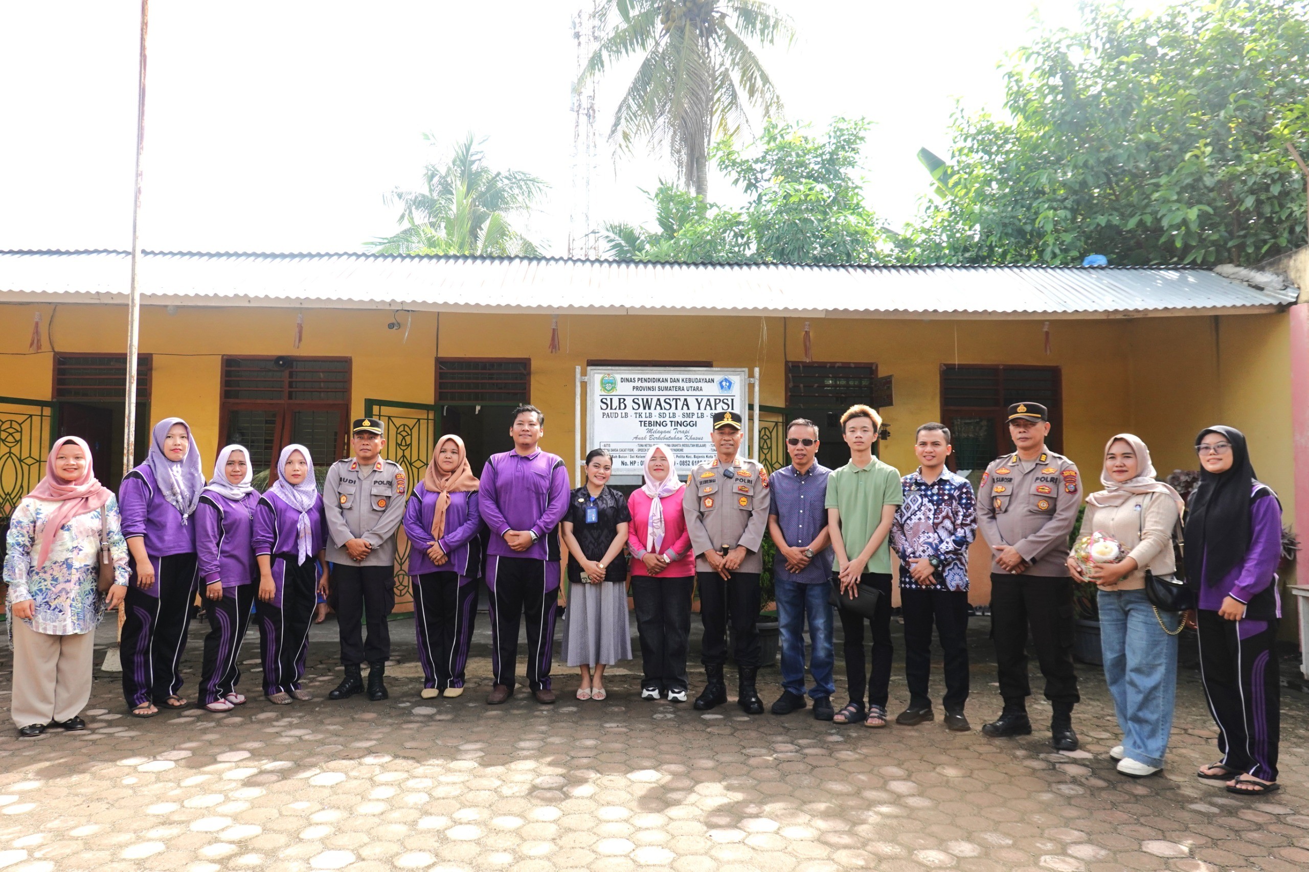 PERDANA! MAKAN BERGIZI GRATIS MASUK SLB, KAPOLRES DAN TIM SATGAS PANTAU ...